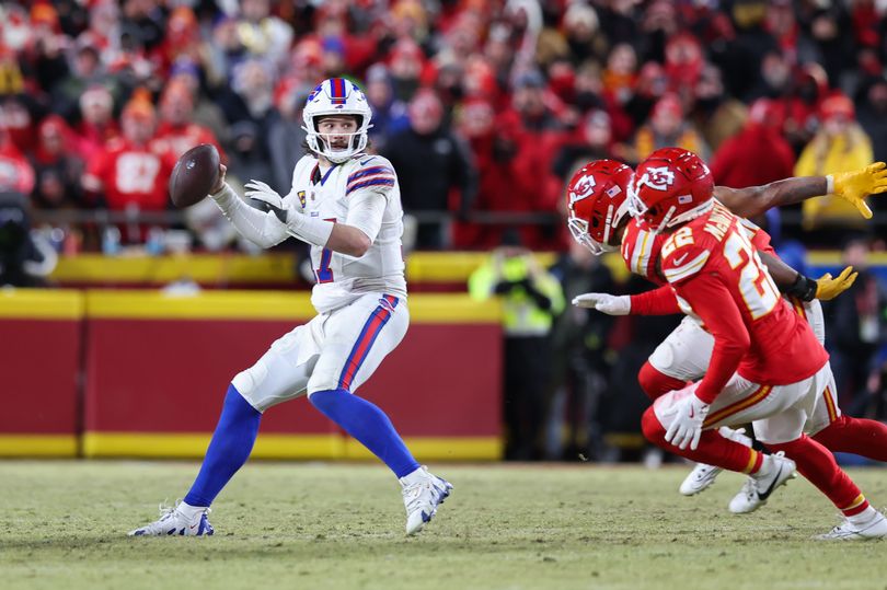 Jim Nantz and Tony Romo were at center of CBS blunder in Chiefs-Bills game