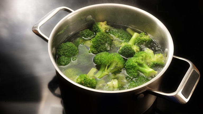 Here's How Long To Boil Broccoli For An Al Dente Bite