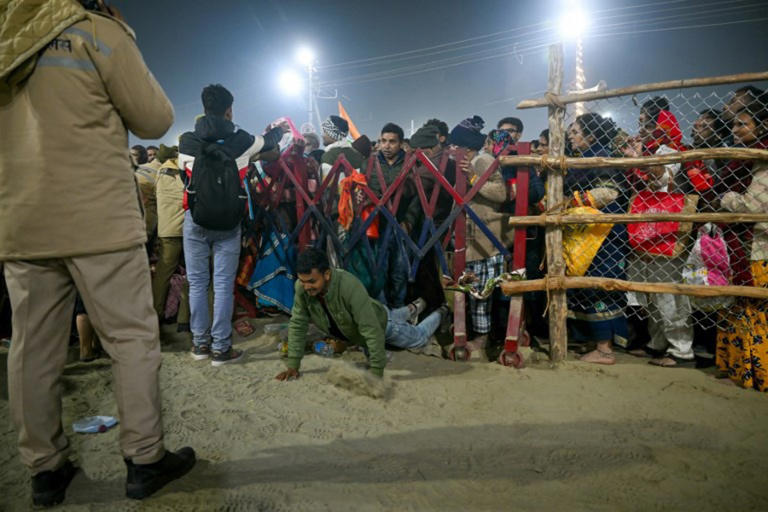 Zeker vijftien doden bij stormloop op massabedevaart in India Zeker vijftien doden bij stormloop op massabedevaart in India