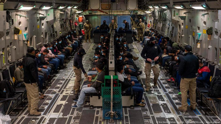 Deportasi oleh Trump, Bagi Siapa dan Bagaimana Prosesnya?