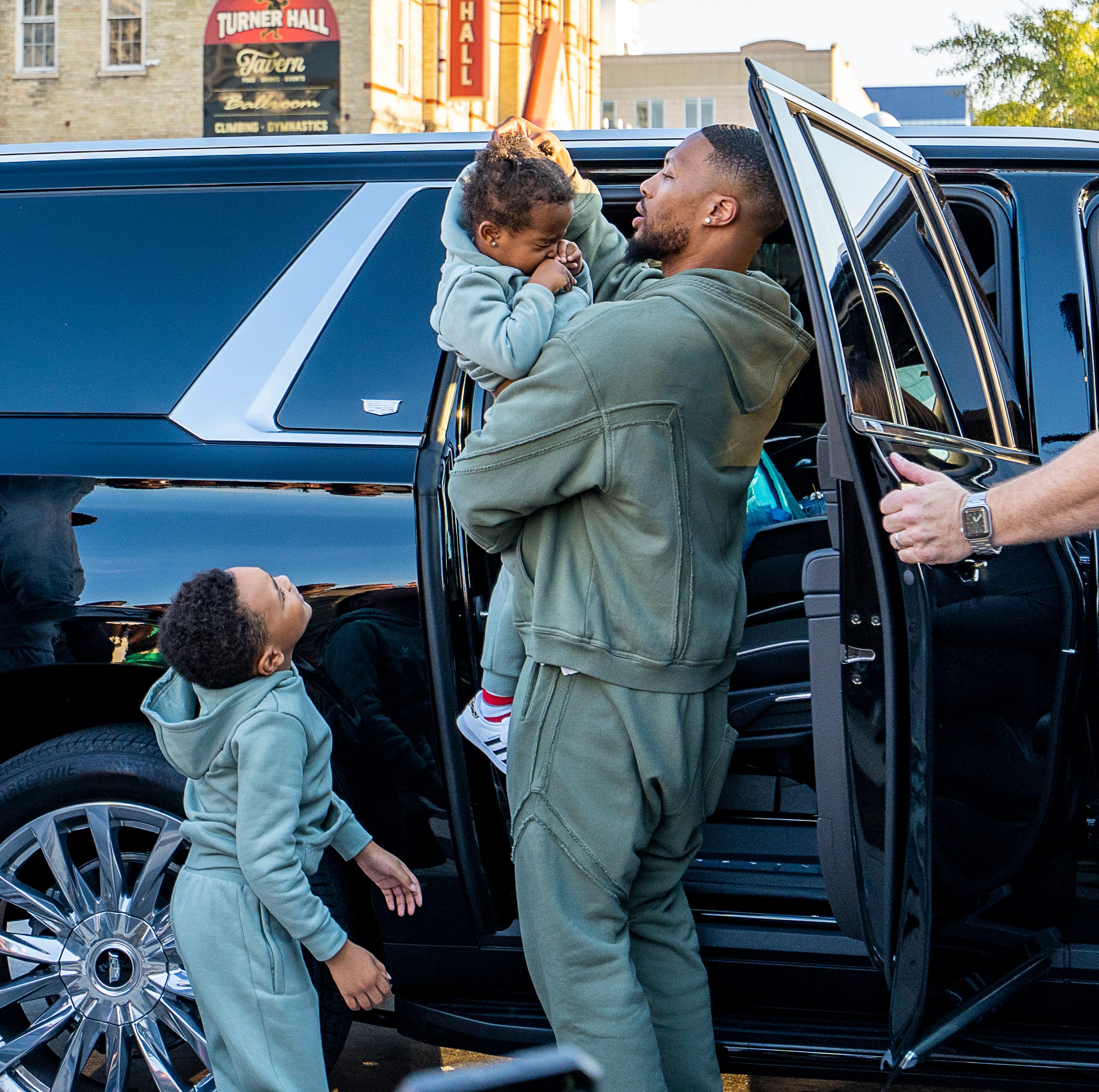 Damian Lillard has cool father-son moment as he hits school carpool ...
