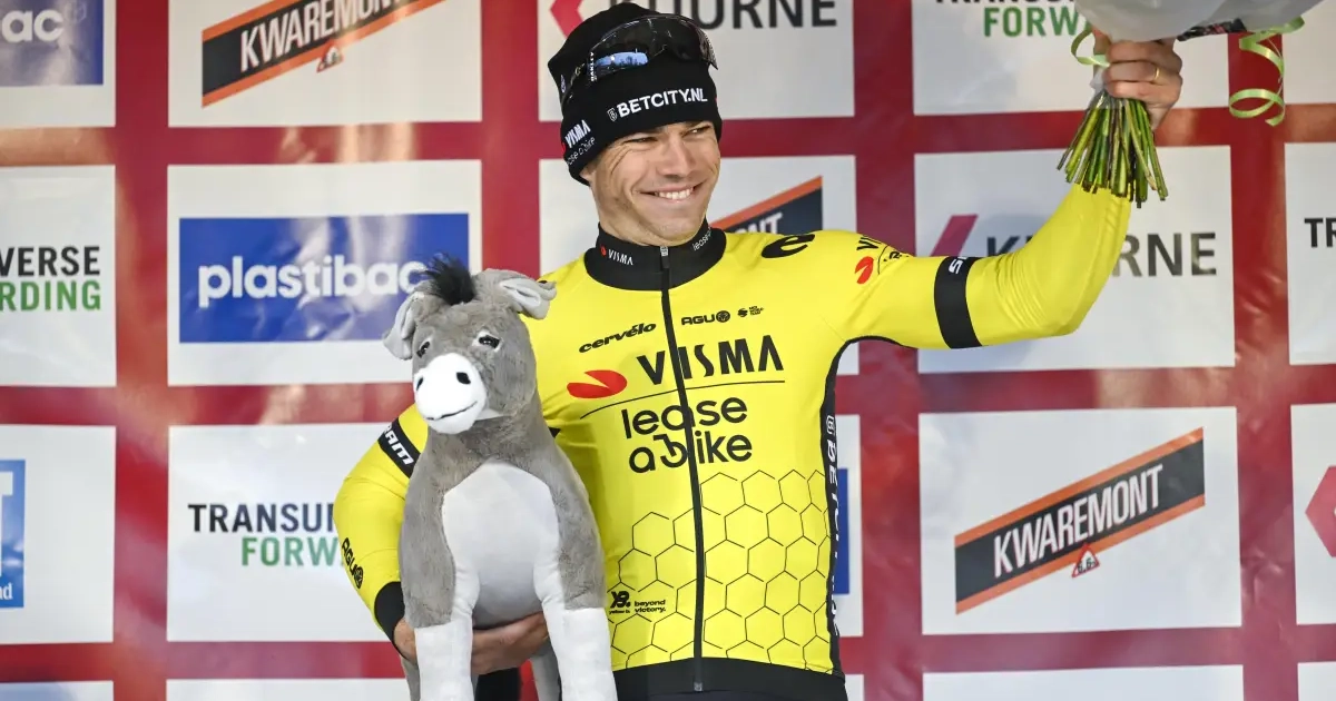 📷 🎥 Lopen, fiets, step: Wereldberoemde steward heeft verrassing in ...