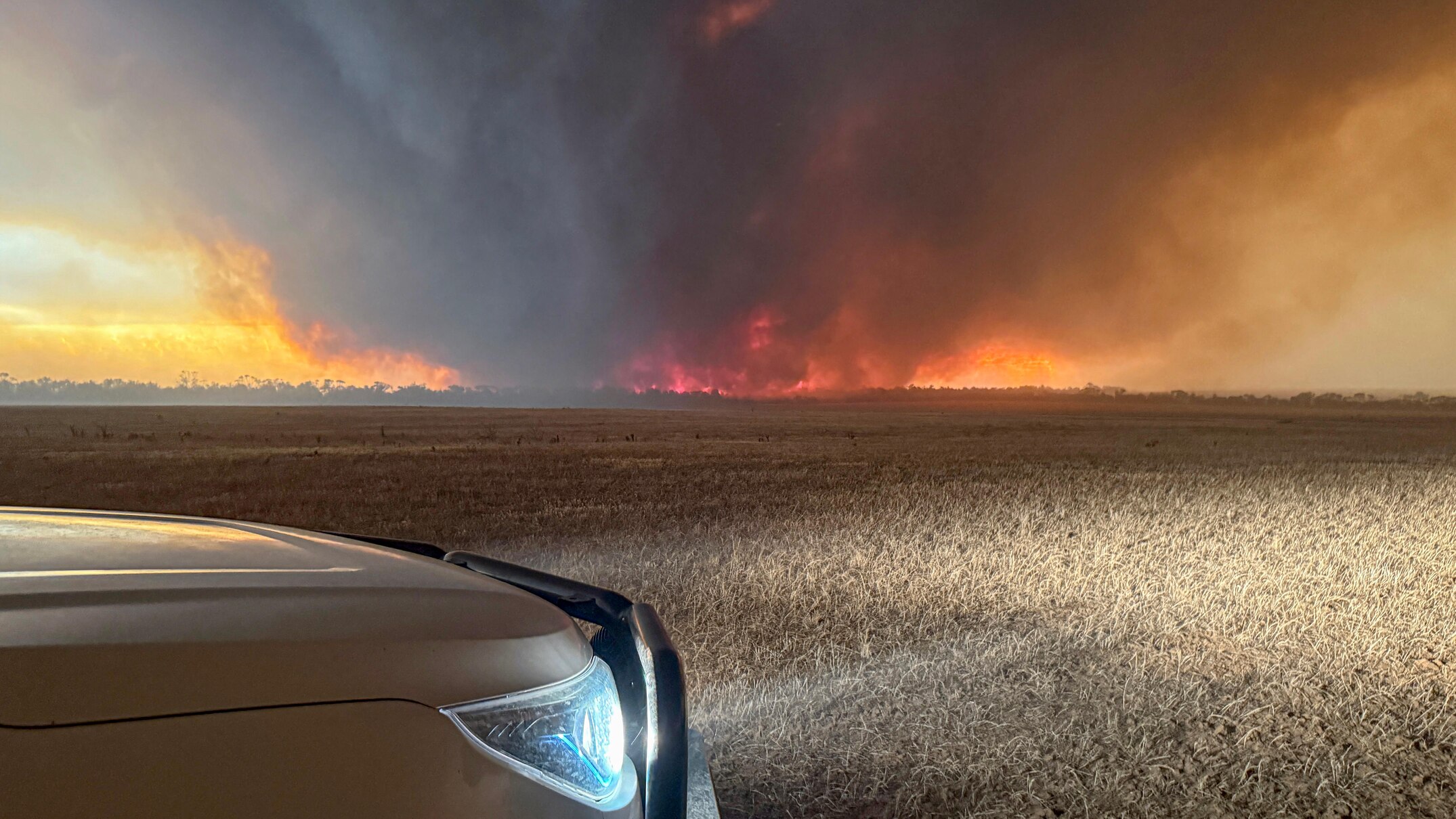 Bushfires blaze across western Victoria after lightning and hot weather
