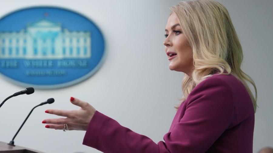 White House aide says spending freeze isn’t being rescinded despite memo