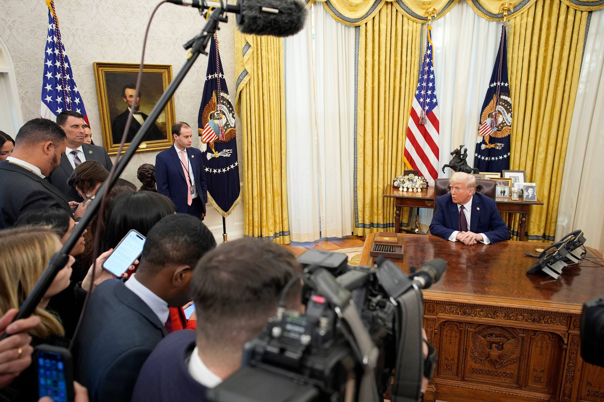Donald Trump holt Influencer ins Weiße Haus – radikaler Bruch mit ... Donald Trump holt Influencer ins Weiße Haus – radikaler Bruch mit ...