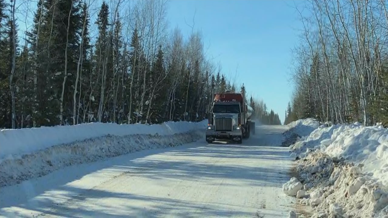 Unseasonably warm weather wreaks havoc on Sahtu winter road