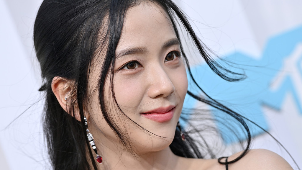 Blackpink's Jisoo signs major solo career deal