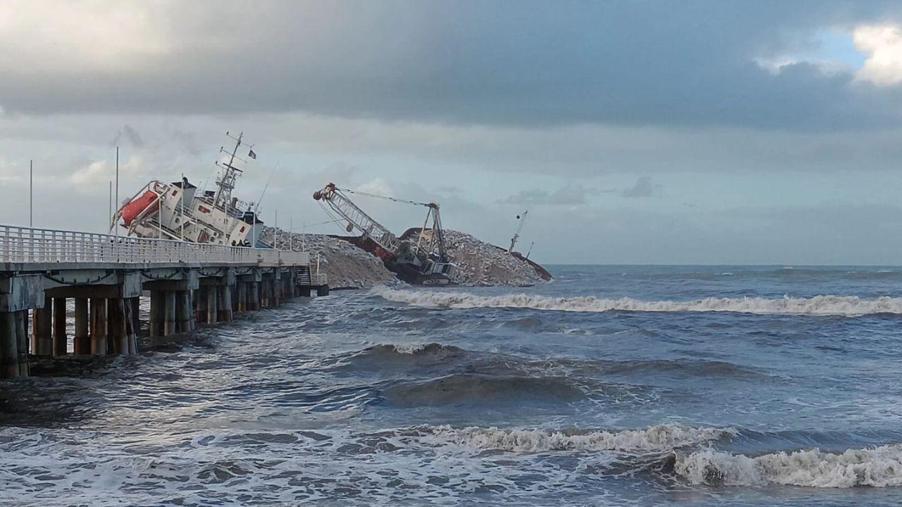 Paura a Marina di Massa, nave alla deriva finisce contro il pontile ...