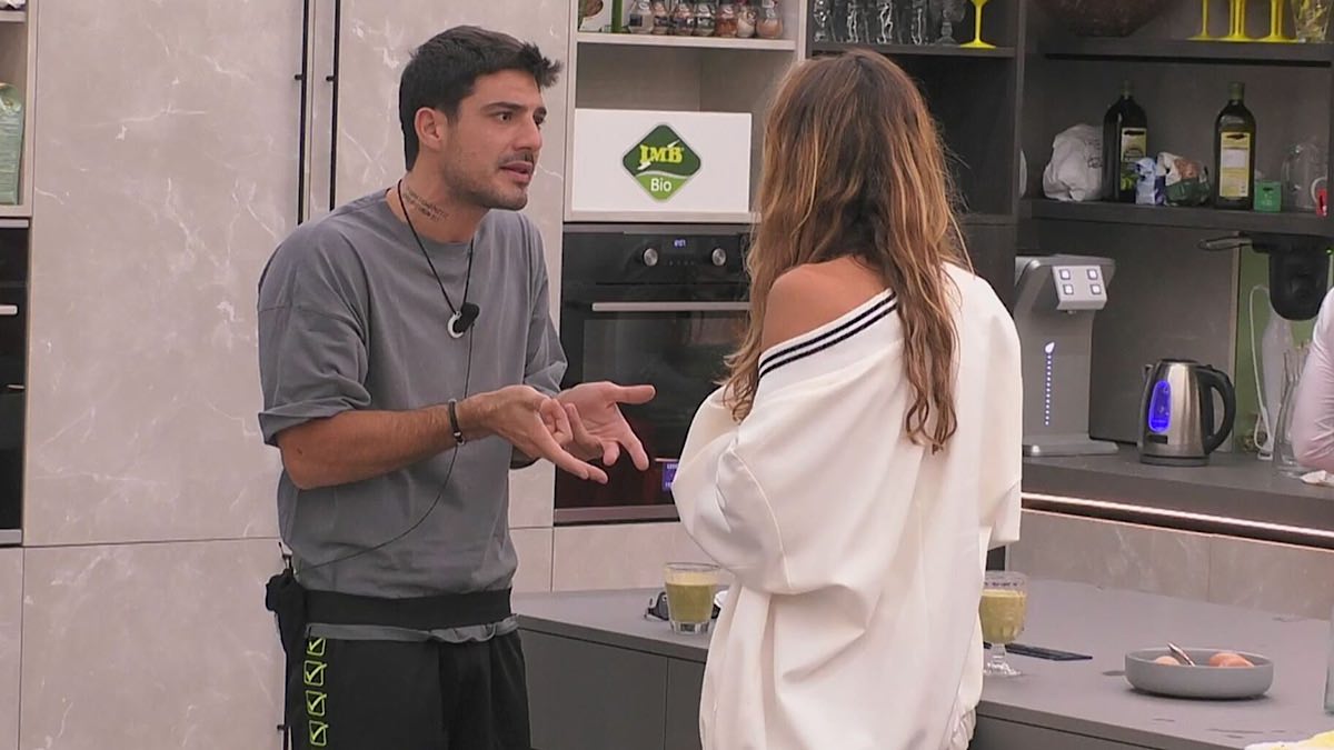Grande Fratello, Lorenzo provoca Helena che sbotta: “Cafone maleducato”