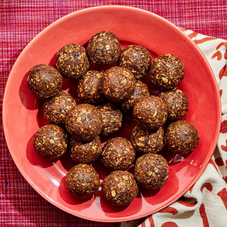 The Best Late-Night Snack for Gut Health, Recommended by Dietitians