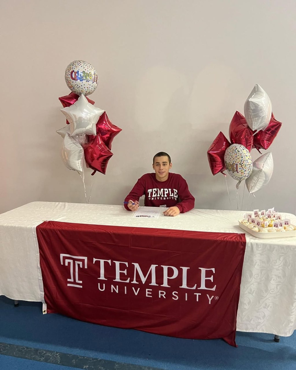 Eagles fan, 18, dead after fall from light pole in NFC Championship ...