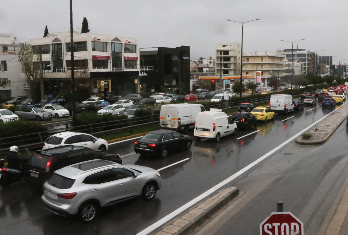 «Άνοιξαν» οι ουρανοί στην Αττική - Χάος στους δρόμους από την καταιγίδα