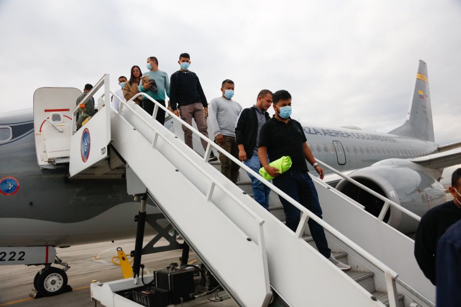 Deportation flight from the U.S. to Colombia departs from El Paso