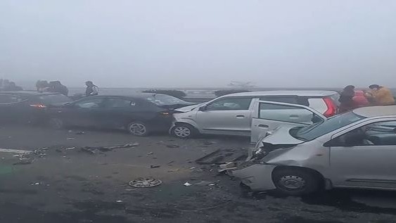Video: Multiple vehicle pile-up on UP highway due to thick fog, over 6 ...