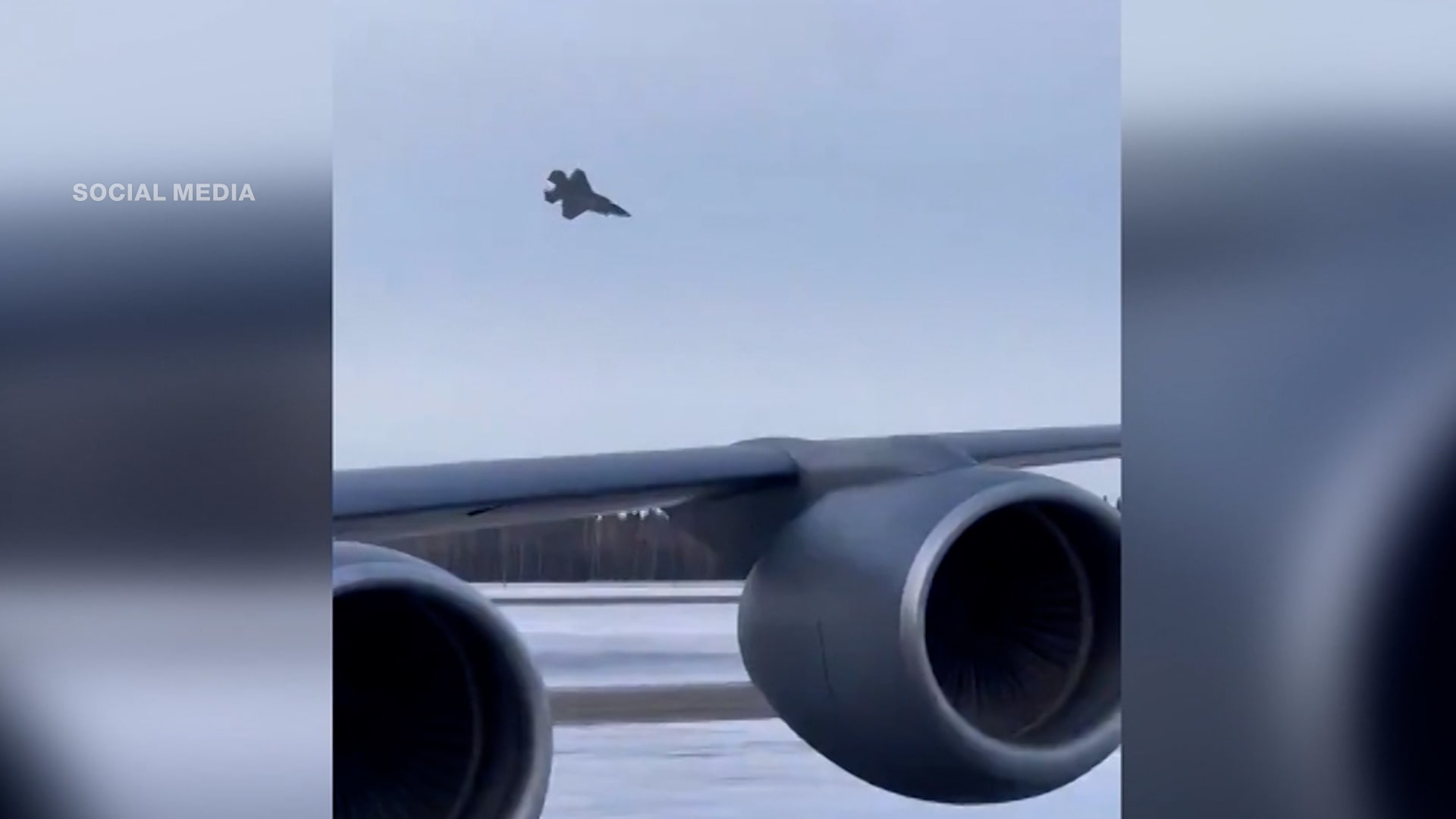 هوت وتحولت لكرة لهب.. شاهد لحظة تحطم طائرة إف-35 في قاعدة جوية بألاسكا