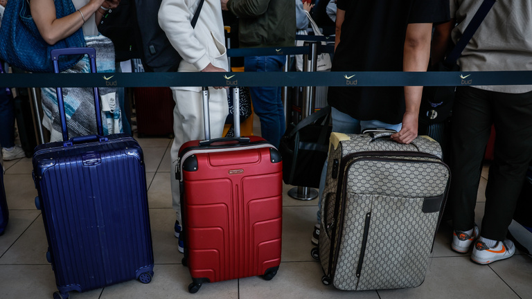 Őrtoronnyal elzárt tengerpart várta a magyarokat a luxusstrand helyett ...