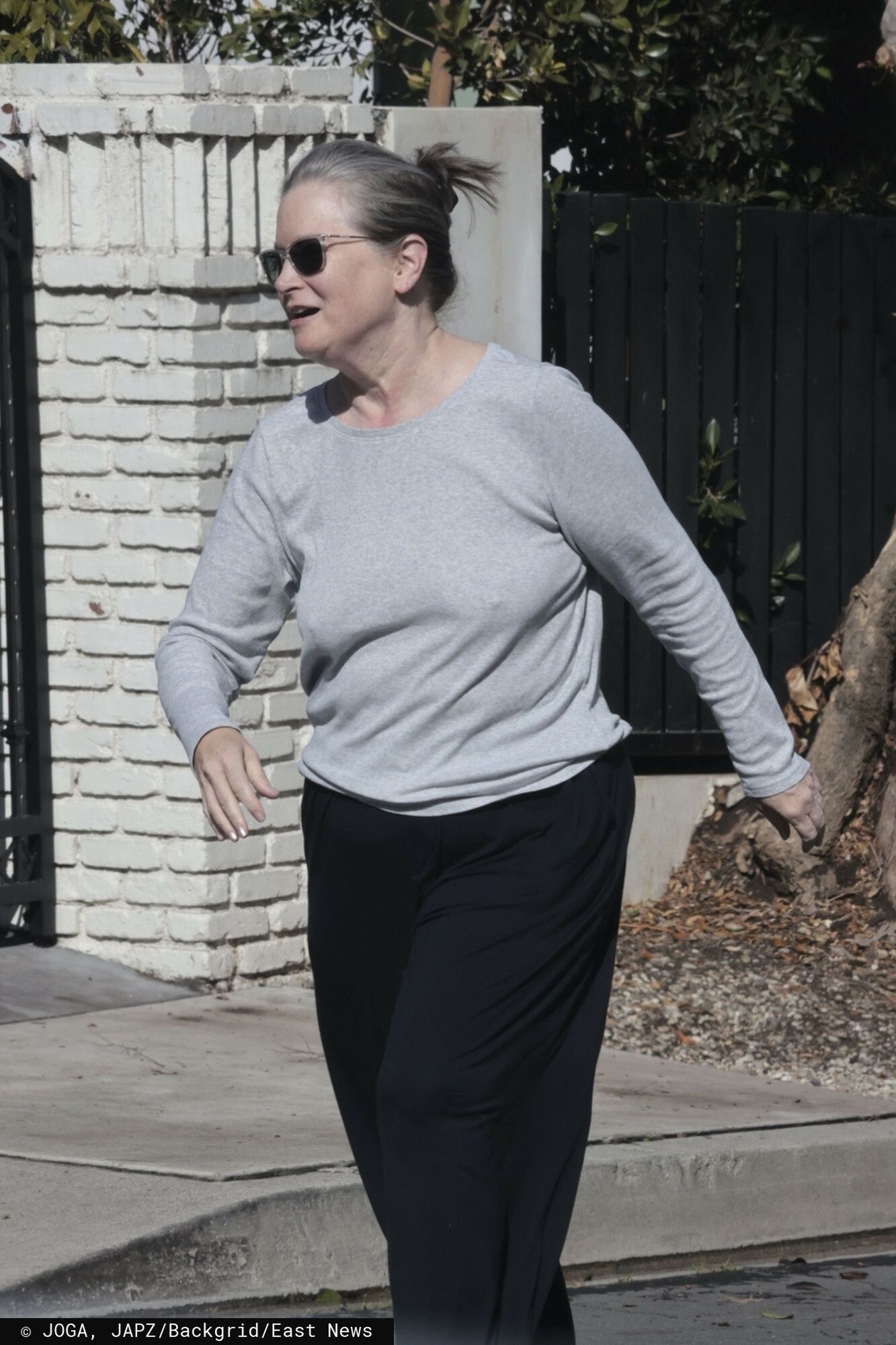 Bridget Fonda zauważona na ulicy w dniu 61. urodzin. Była gwiazda ...