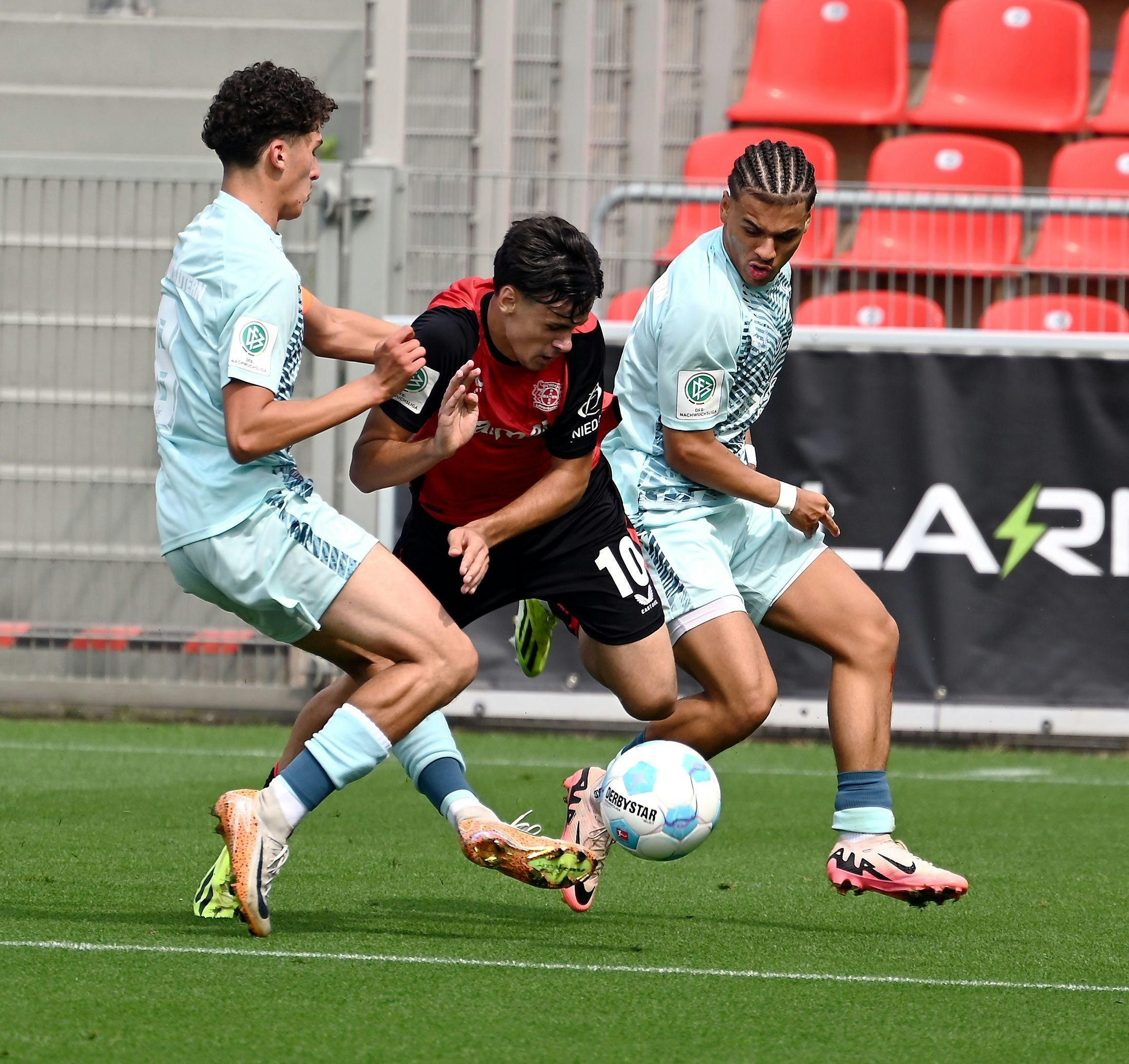 Nachwuchsfußball: Bayer 04 Leverkusen befindet sich im Kreise ...