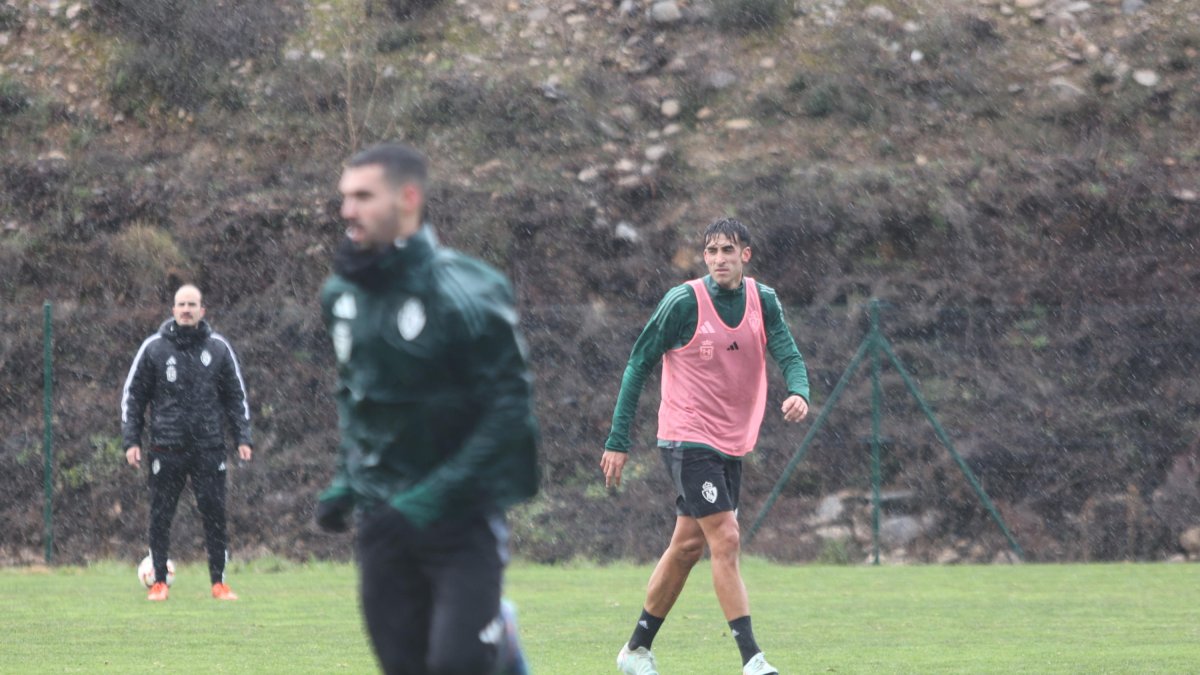La Ponferradina ata al delantero Pau Ferrer y ya entrena con sus nuevos compañeros