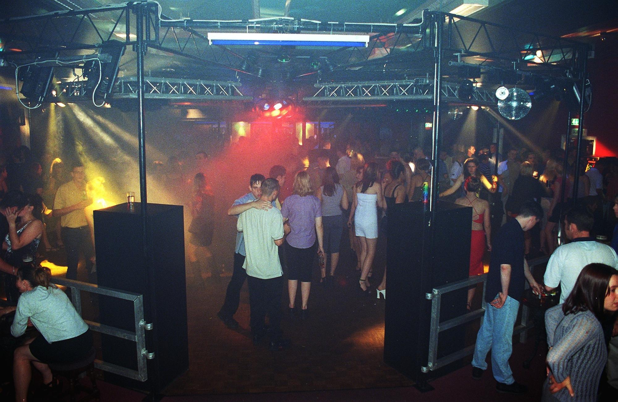 33 amazing scenes inside Fleetwood's much-loved pubs and clubs in the ...