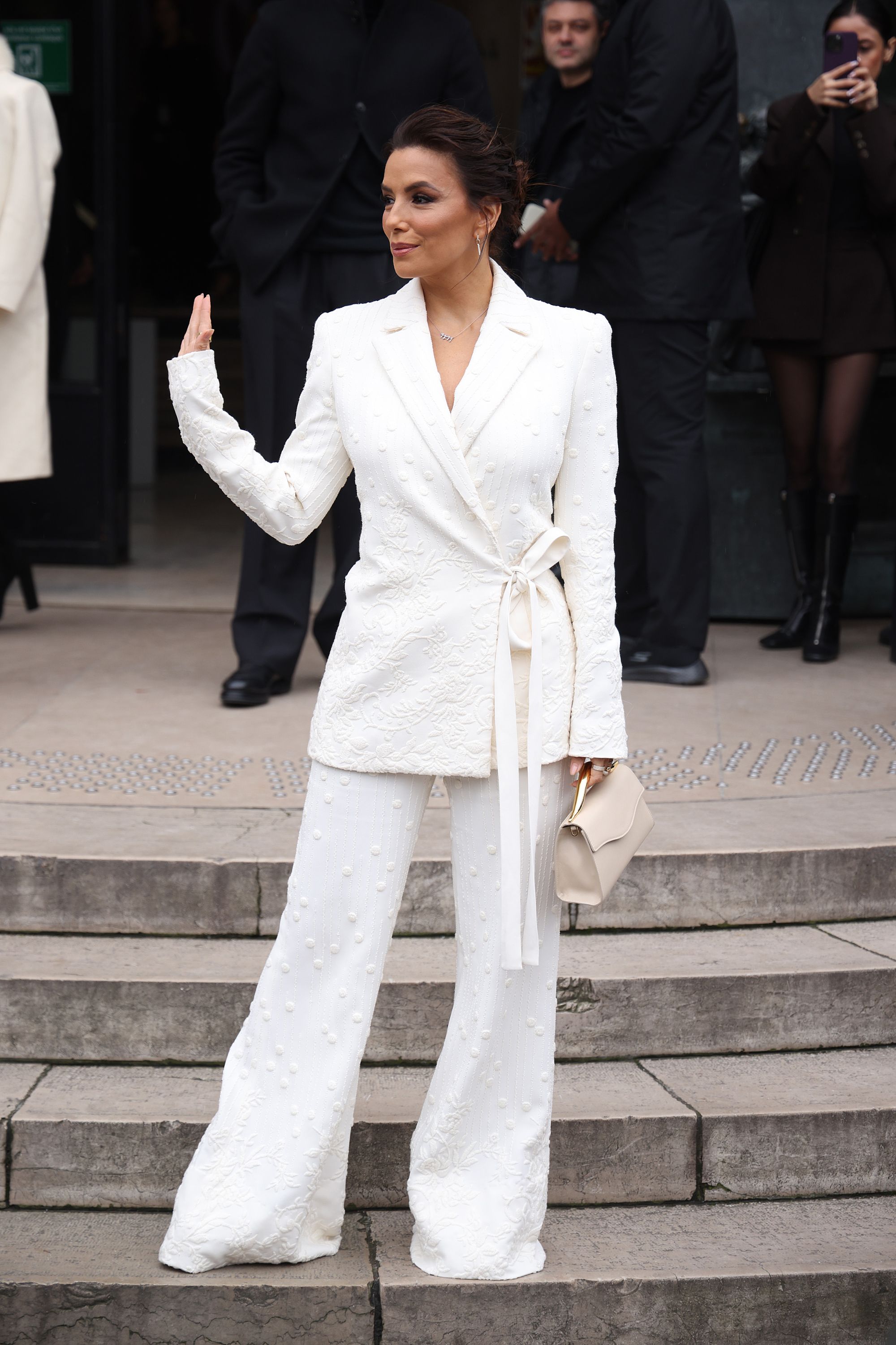 Eva Longoria tiene el traje sastre perfecto para usar en una boda civil ...