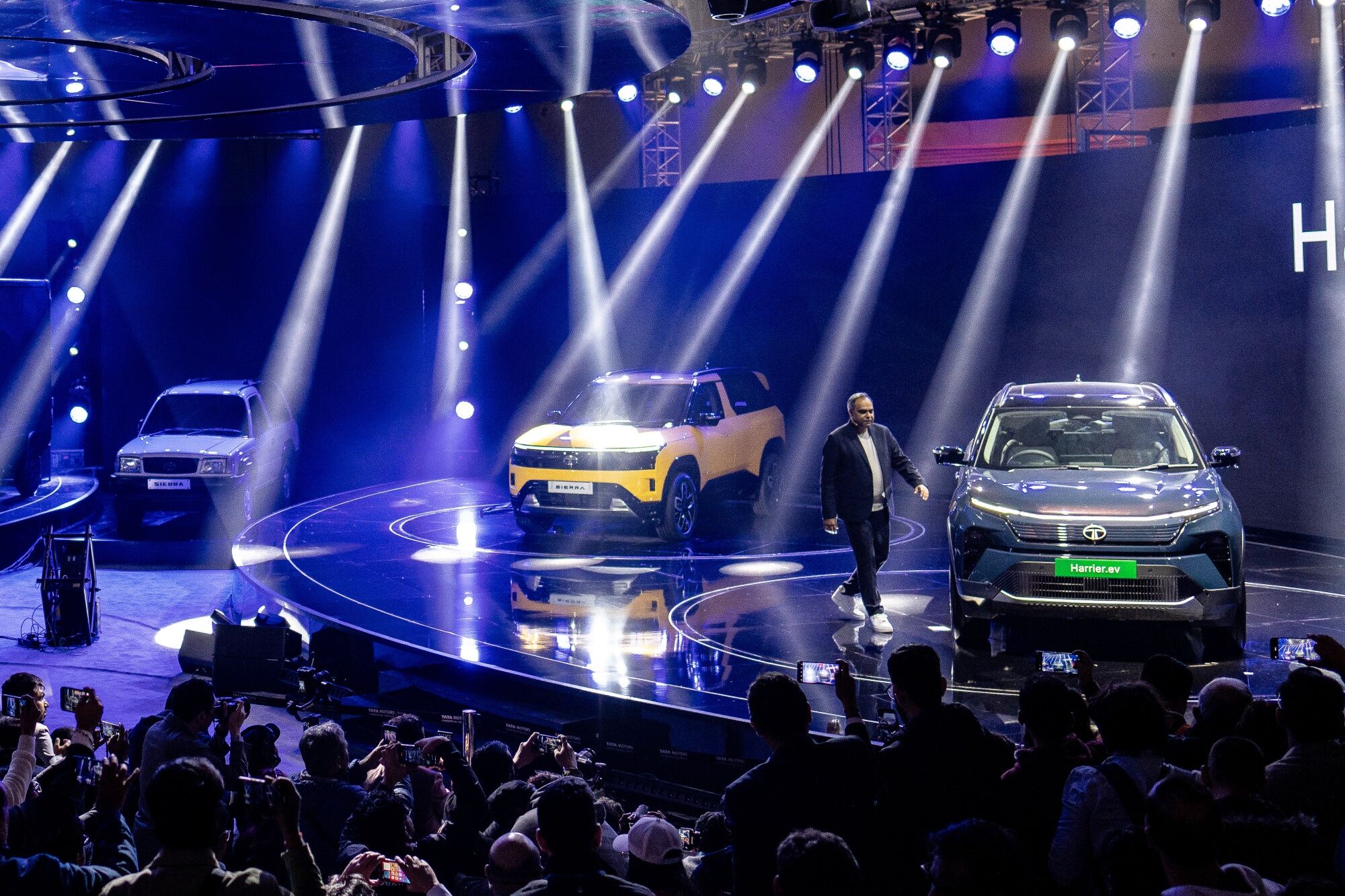 Jaguar Land Rover Profit Slumps as US Tariff Threat Looms