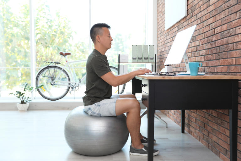 Top 5 Reasons Why You Should Use an Exercise Ball in Office