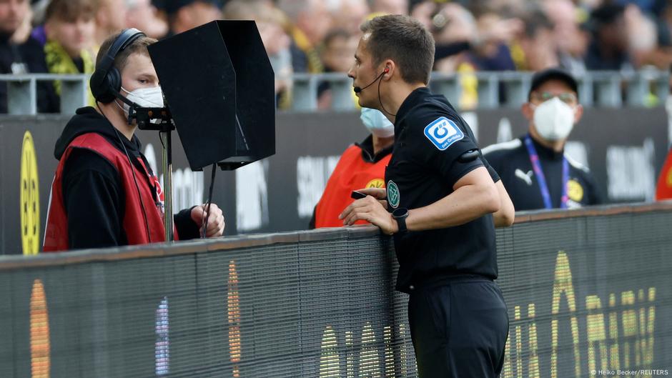 Bundesliga referees to announce VAR decisions to fans