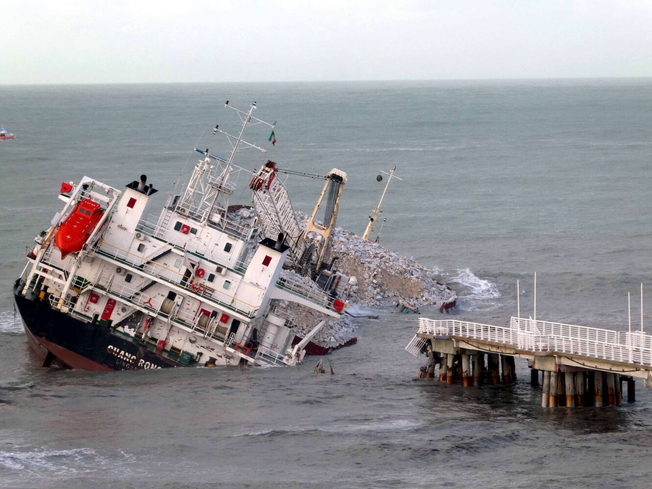 Maltempo in Toscana, nave di 100 metri finisce contro il pontile di ...