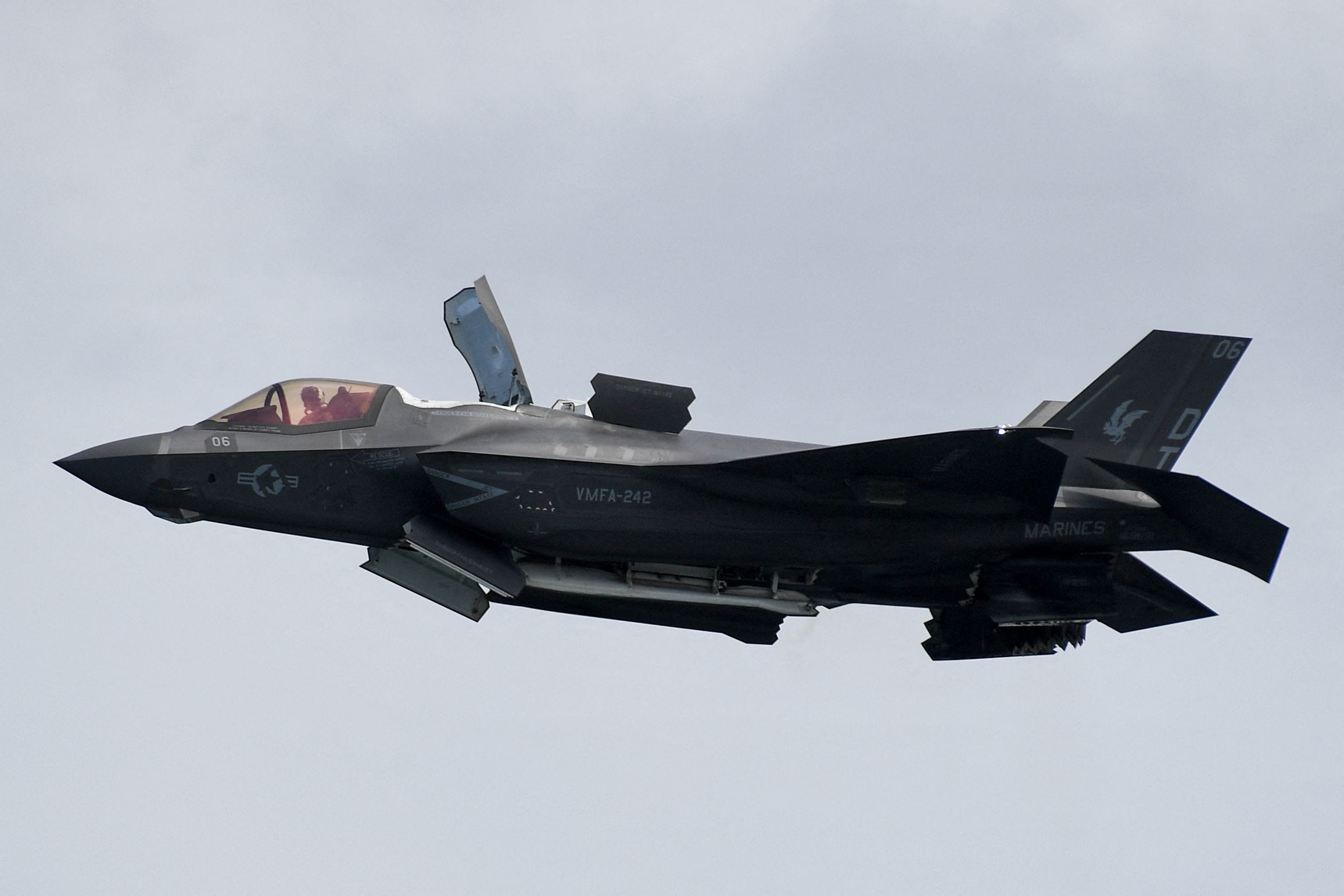 F-35 fighter jet crashes at Eielson Air Force Base in Alaska after ...
