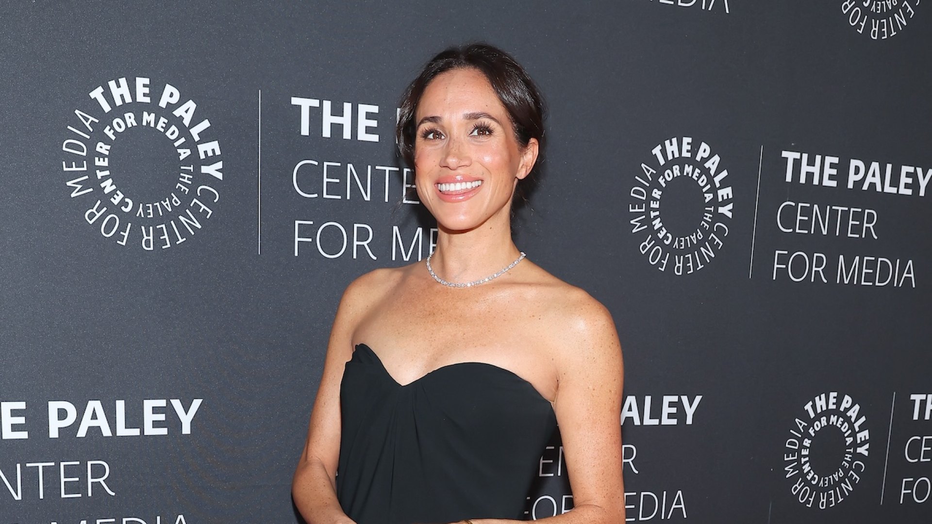 Meghan Markle's Friend Lindsay Roth Leaves Note for Her in Self Help Book