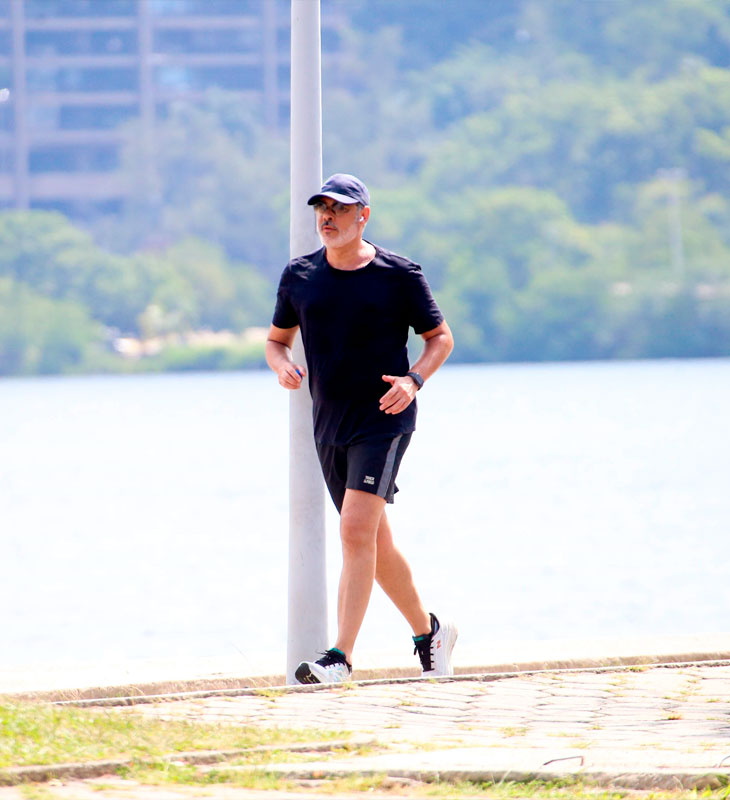 William Bonner ostenta físico ao ser visto se exercitando no Rio de Janeiro