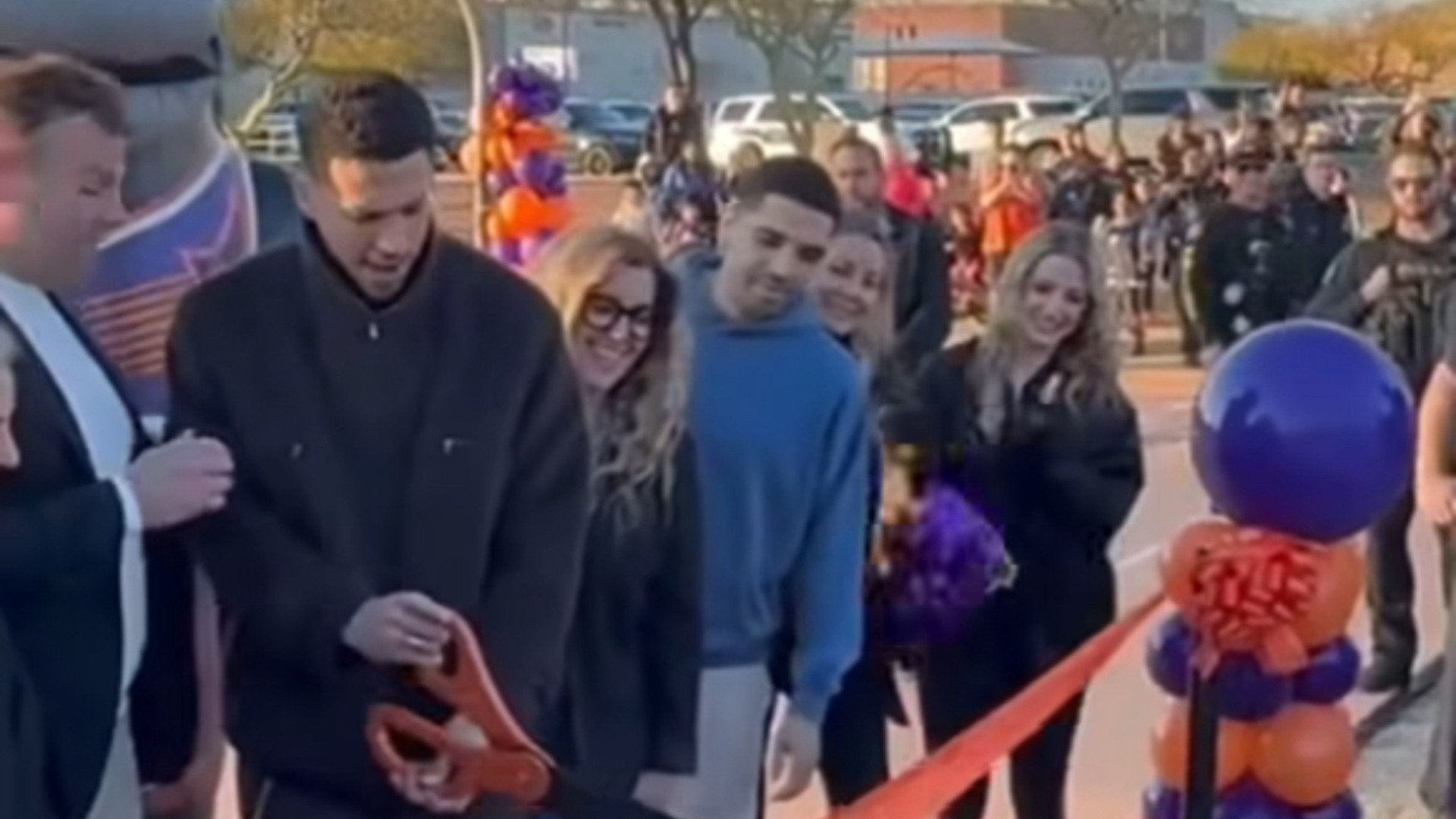 Devin Booker’s charity renovates a Phoenix basketball court