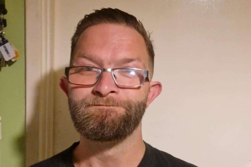 British bloke unrecognisable after getting first haircut in eight years ...