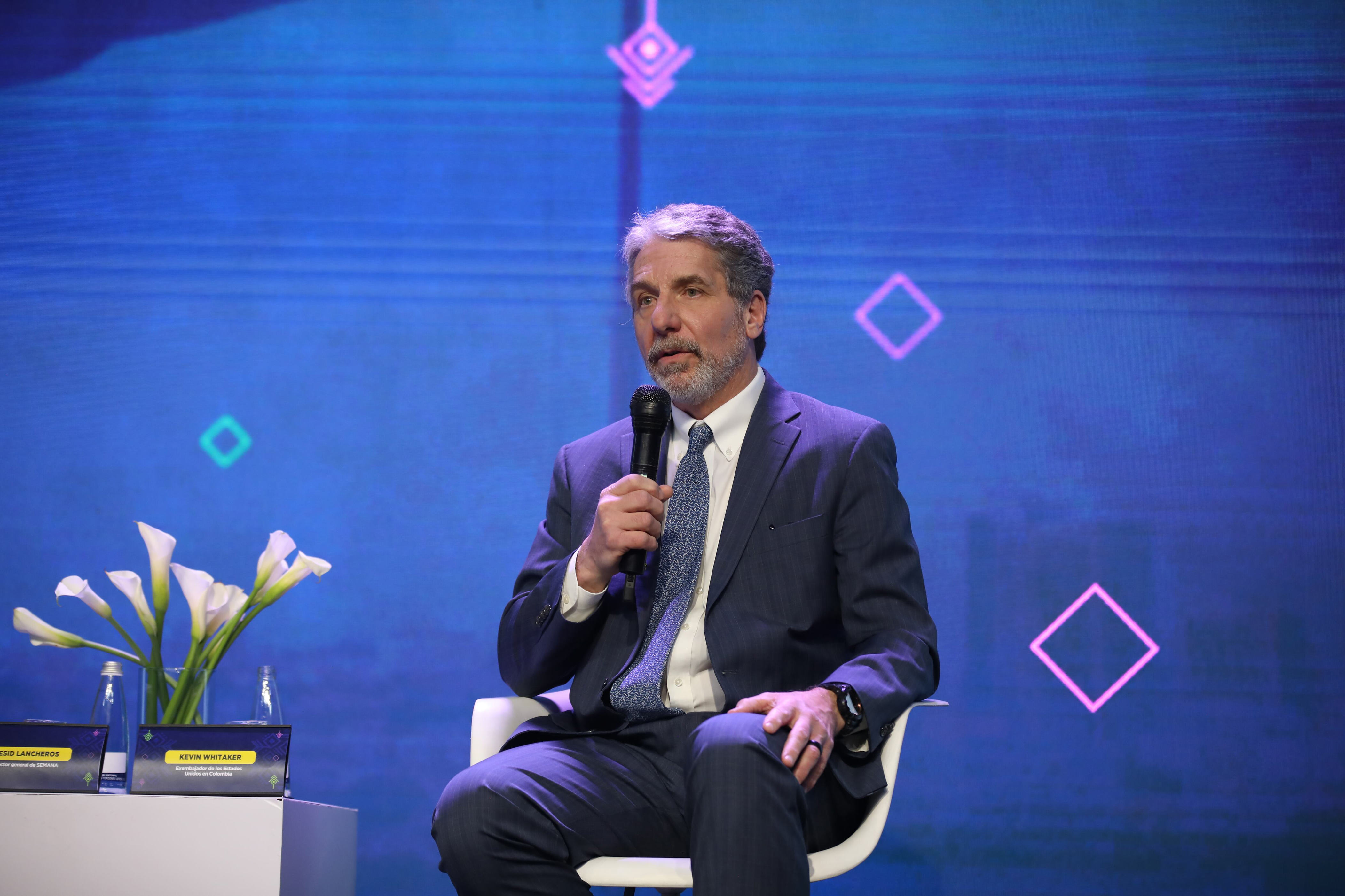 La respuesta de Kevin Whitaker a Petro por sugerir tomar ‘whisky’ con ...