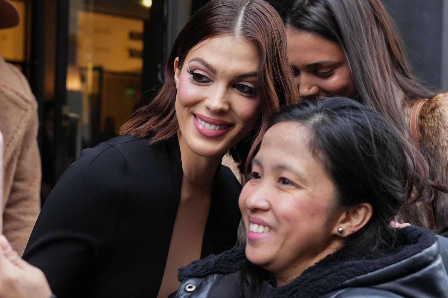 Iris Mittenaere : seins nus sous son blazer, l'ex-Miss France et Miss Univers se dévoile en ...