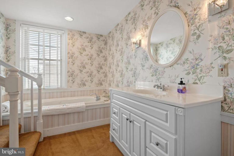 PHOTOS: Lancaster County Bed & Breakfast for sale