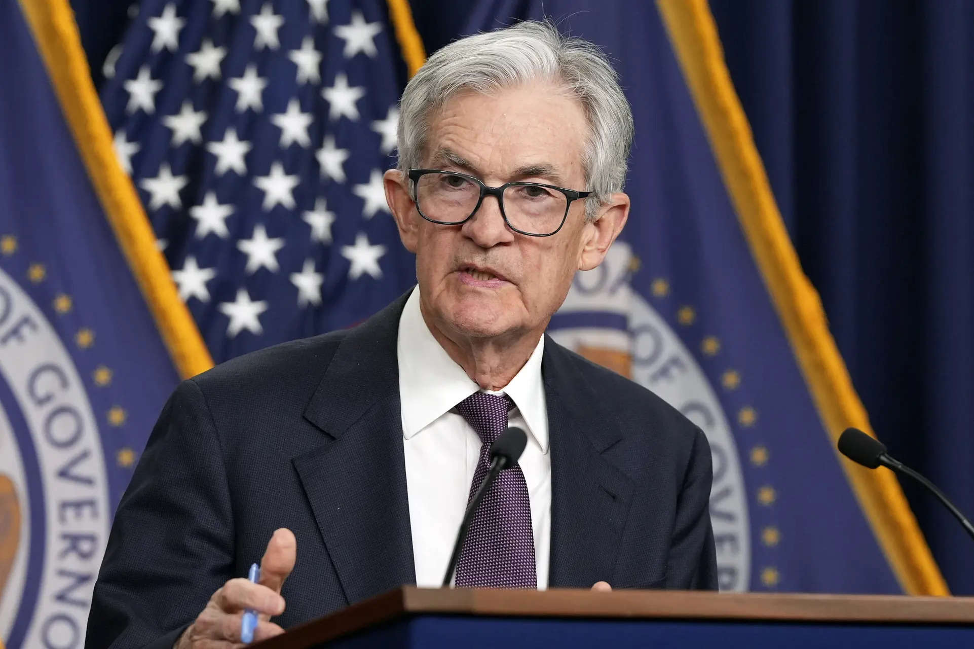 US Fed pauses interest rate cuts, signaling a cautious approach ahead