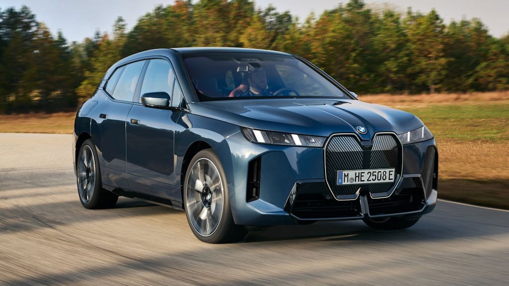 BMW iX, con il restyling aumentano potenza e autonomia