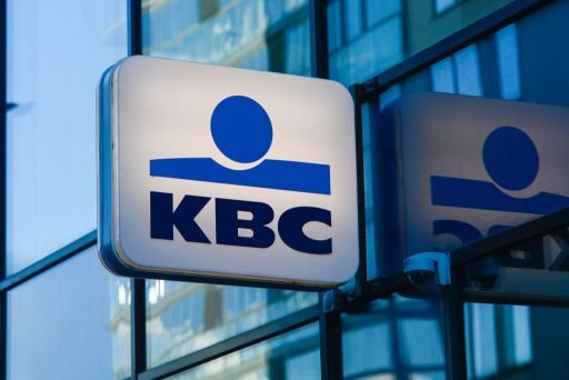 Klanten van KBC kunnen binnenkort met de app van de bank een wagen kopen