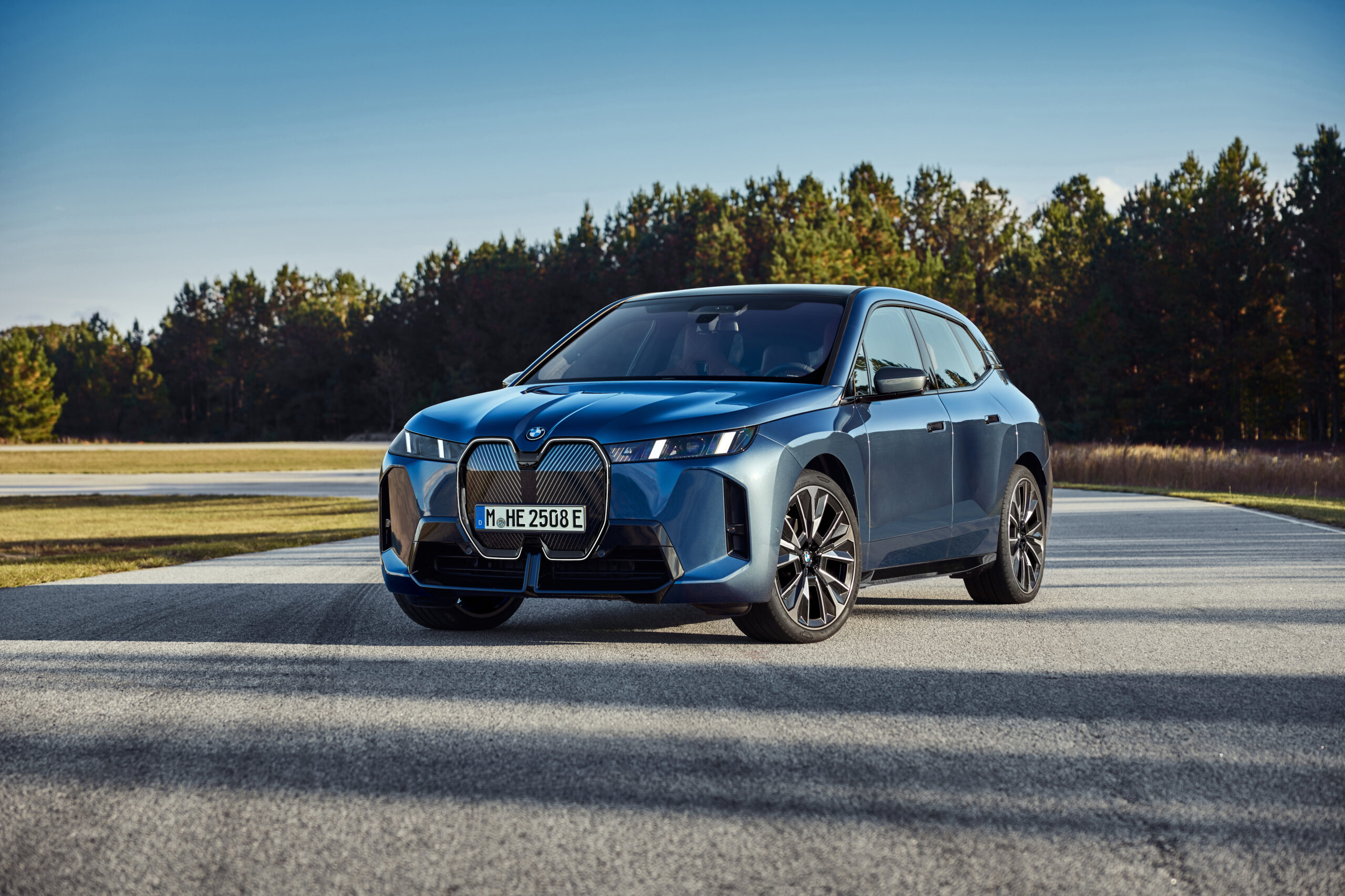 BMW introduces updates to the 2026 iX electric SAV