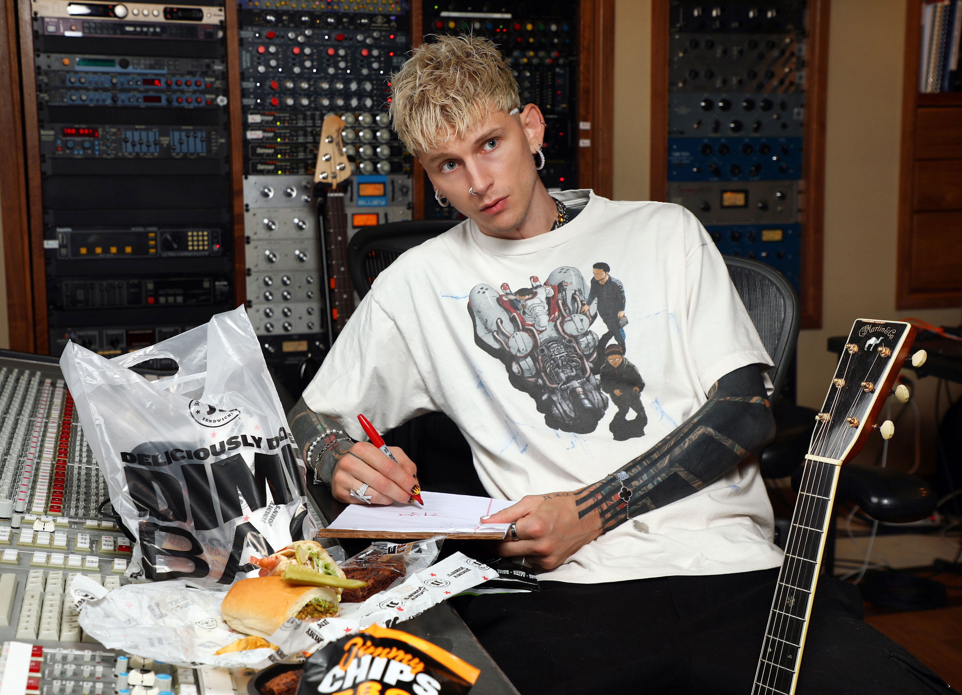 Machine Gun Kelly Looks Like A Completely Different Person With A New ...