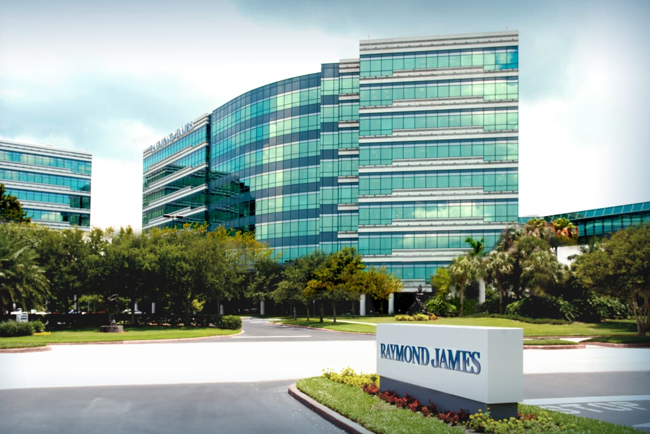 Raymond James beat earnings estimates. Client assets hit record $1.8 ...