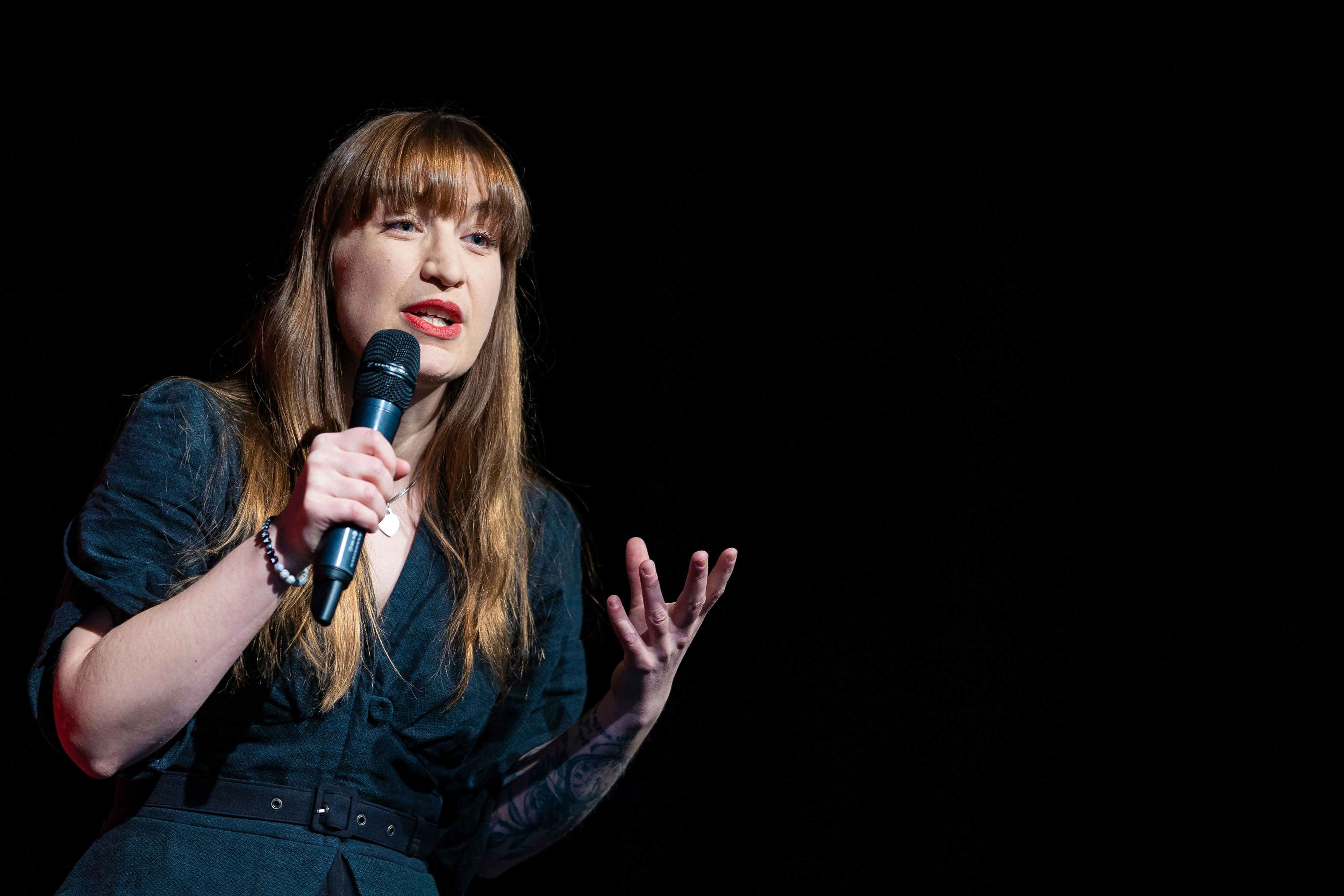 Heidi Reichinnek: Partner, Gehalt, TikTok, Brandrede – alle Infos zum ...