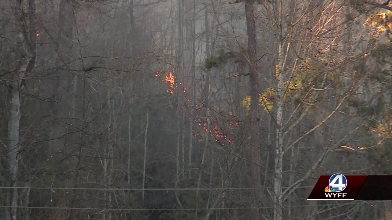 Crews work to contain wildfire as winds begin to calm down in North ...
