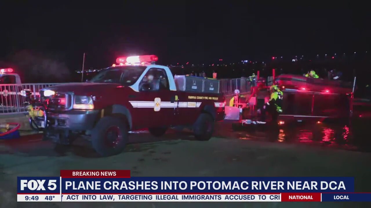 Plane crashes into Potomac River near DCA