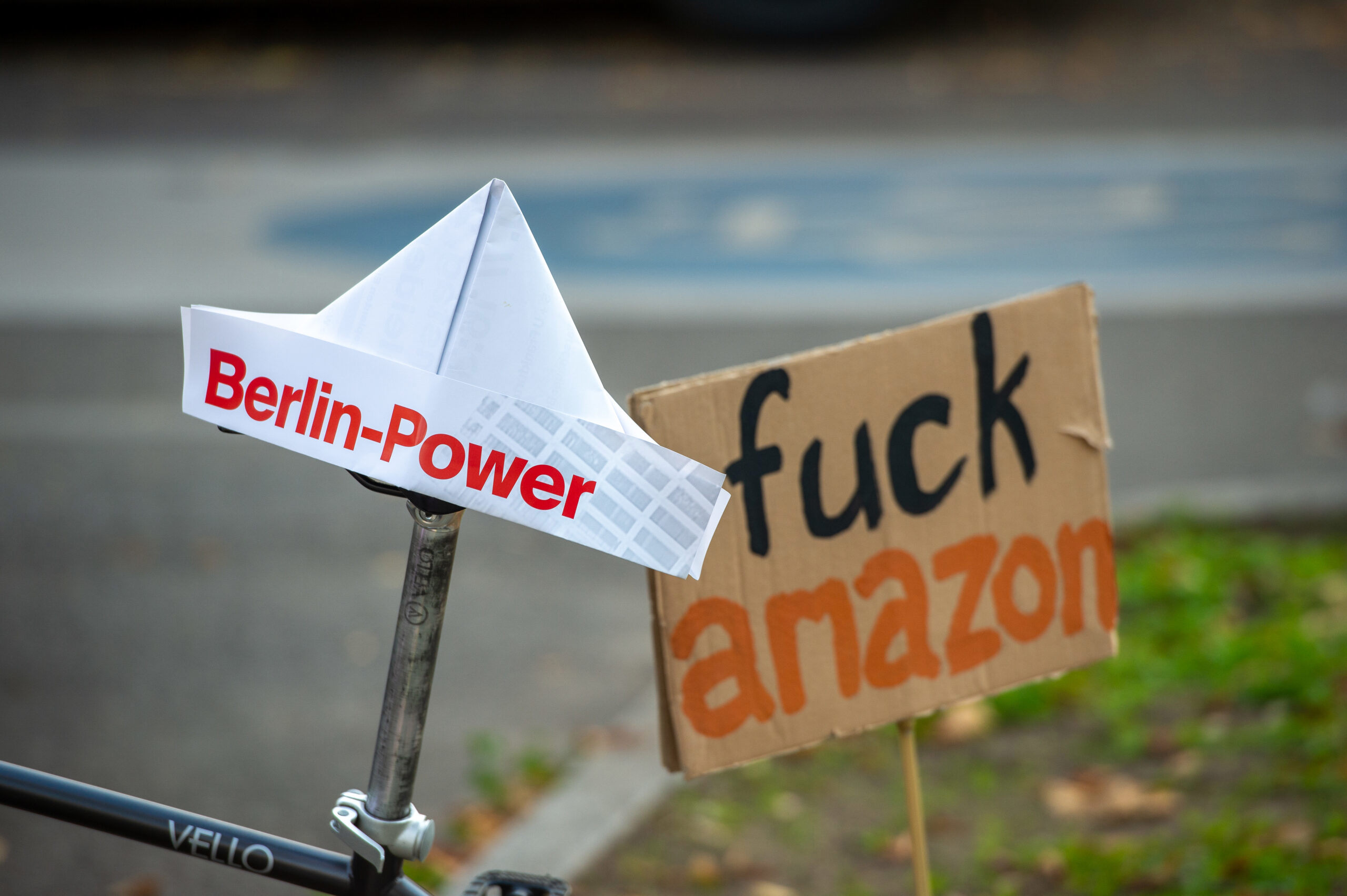 Lawsuit accuses Amazon of secretly tracking consumers through cellphones Lawsuit accuses Amazon of secretly tracking consumers through cellphones
