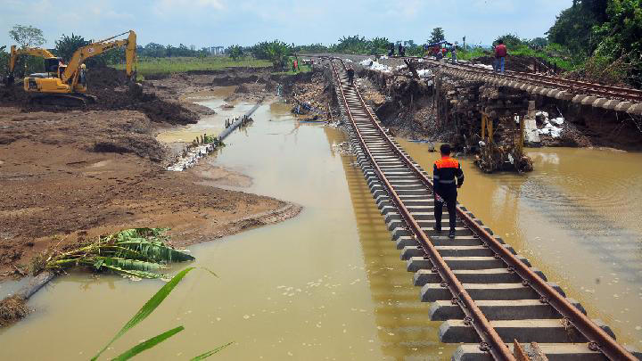 Perjalanan Enam Kereta Api Terganggu Akibat Banjir di Batang Perjalanan Enam Kereta Api Terganggu Akibat Banjir di Batang