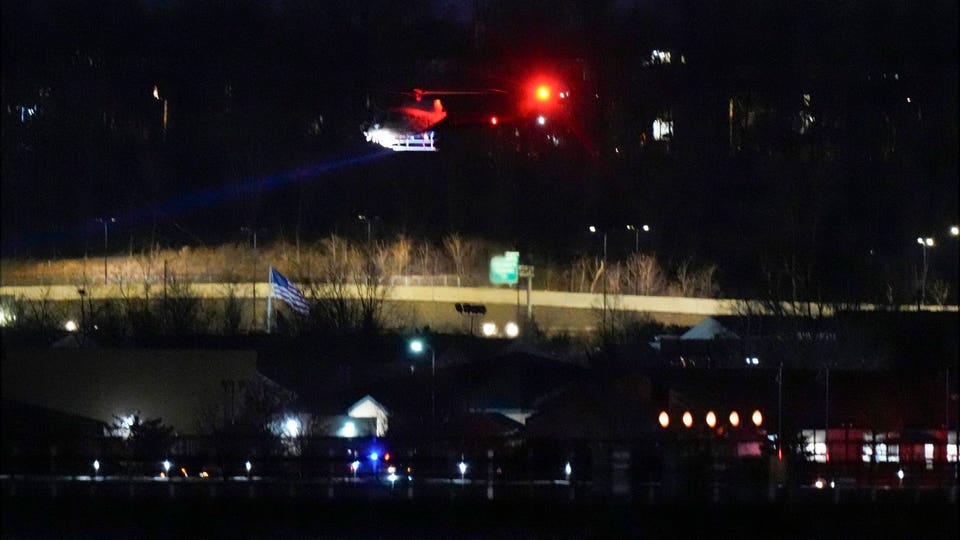 D.C. Plane Crash: Passenger Jet Crashes Into Potomac After Collision ...