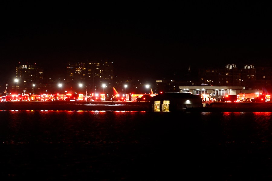 American Airlines plane in Potomac River after crash with helicopter ...